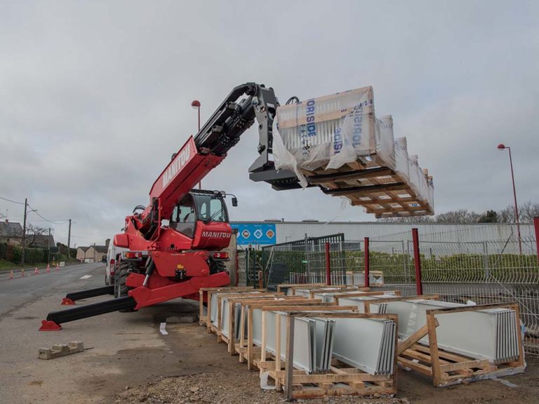 MANITOU MRT - Le chariot télescopique rotatif par Sofima